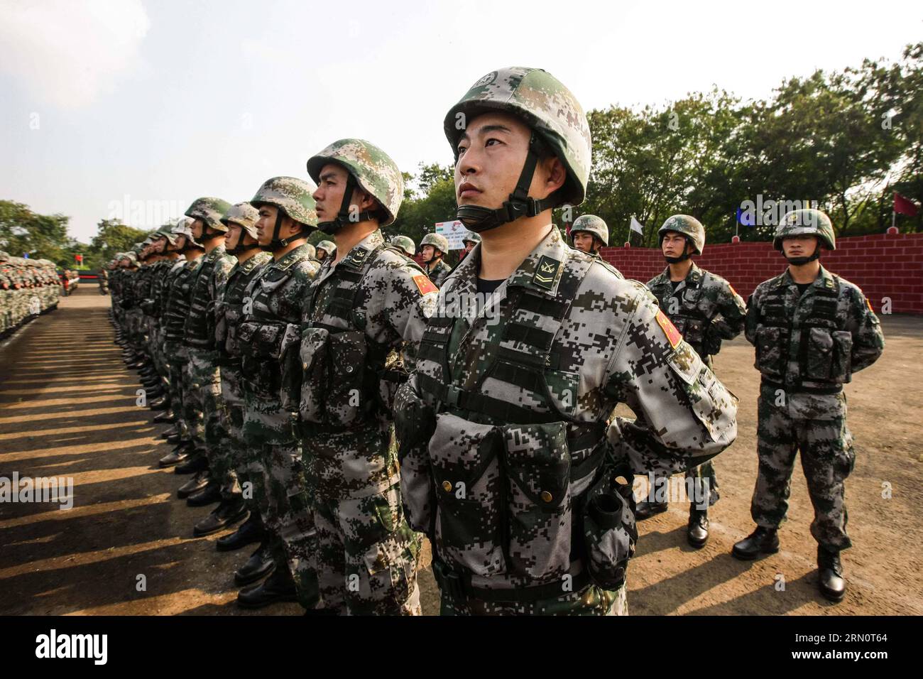 (141117) -- PUNE, Nov. 17, 2014 -- Chinese soldiers stand at attention ...