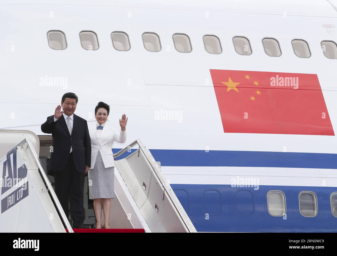 (141121) -- NADI, Nov. 21, 2014 -- Chinese President Xi Jinping (L) and ...