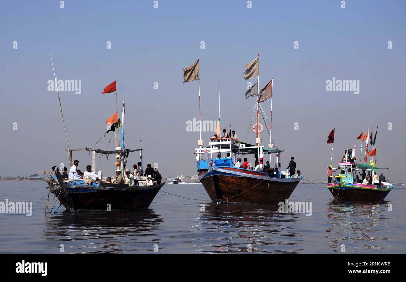 (141122) -- KARACHI, Nov. 22, 2014 -- Pakistani fishermen leave for ...