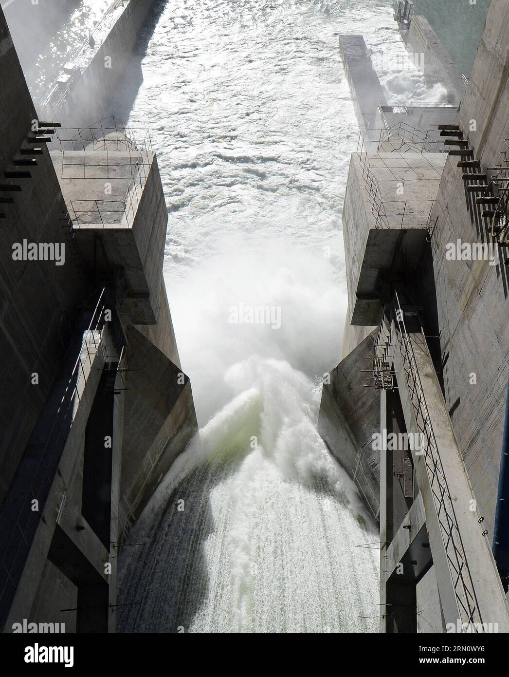 WIRTSCHAFT Wasserkraftwerk in Tibet eröffnet Water is discharged from ...