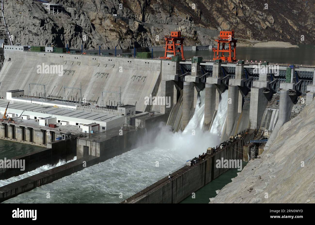 WIRTSCHAFT Wasserkraftwerk in Tibet eröffnet Water is discharged from ...