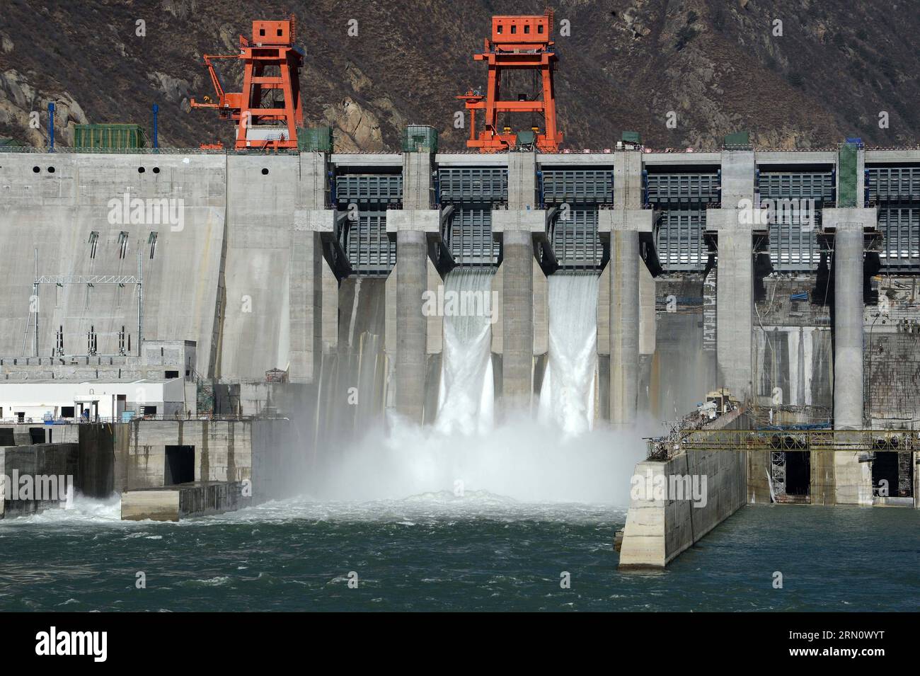 WIRTSCHAFT Wasserkraftwerk in Tibet eröffnet Water is discharged from ...