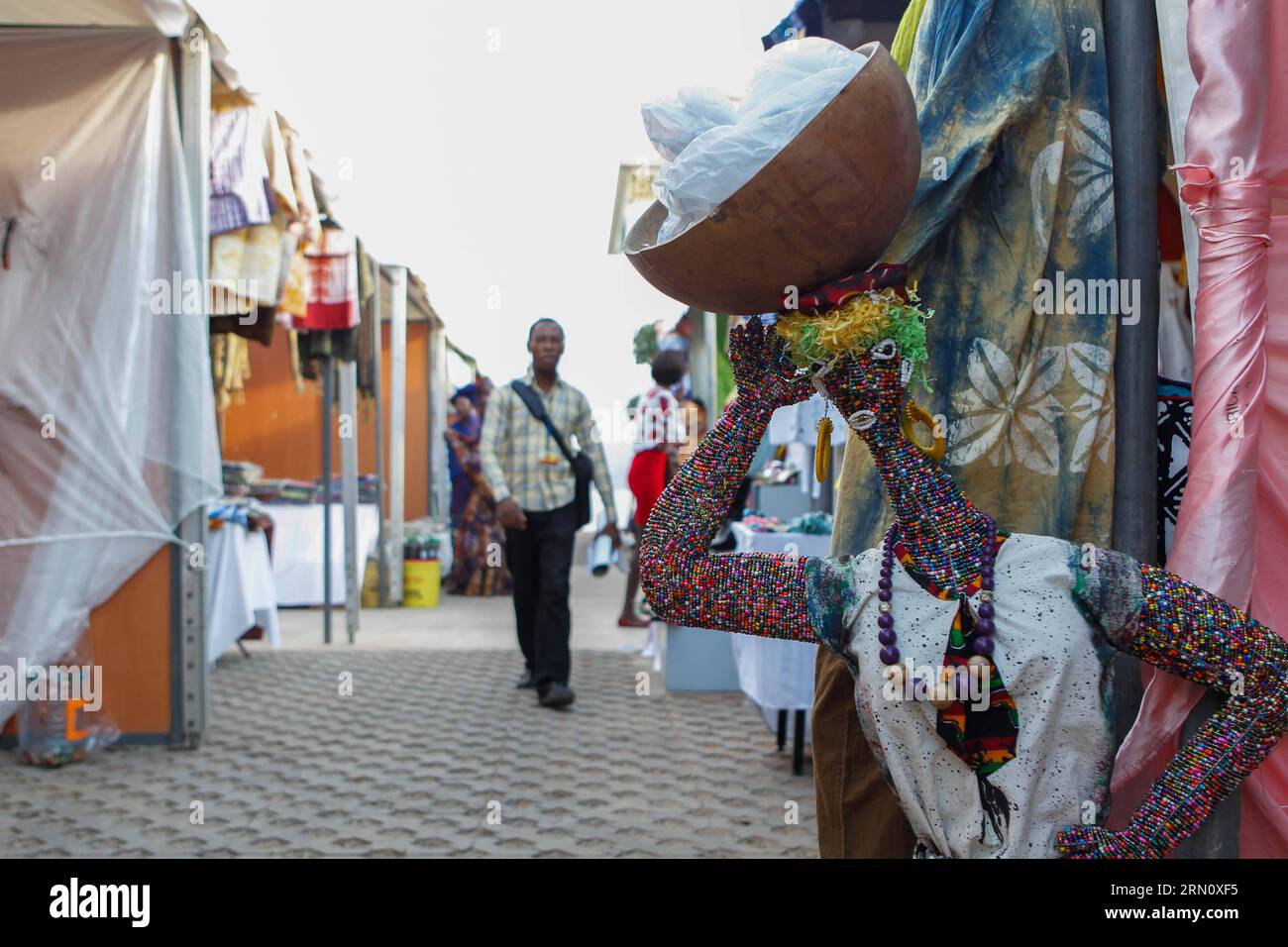 (141124) -- DAKAR, Nov. 24, 2014 -- Local citizens and tourists visit ...