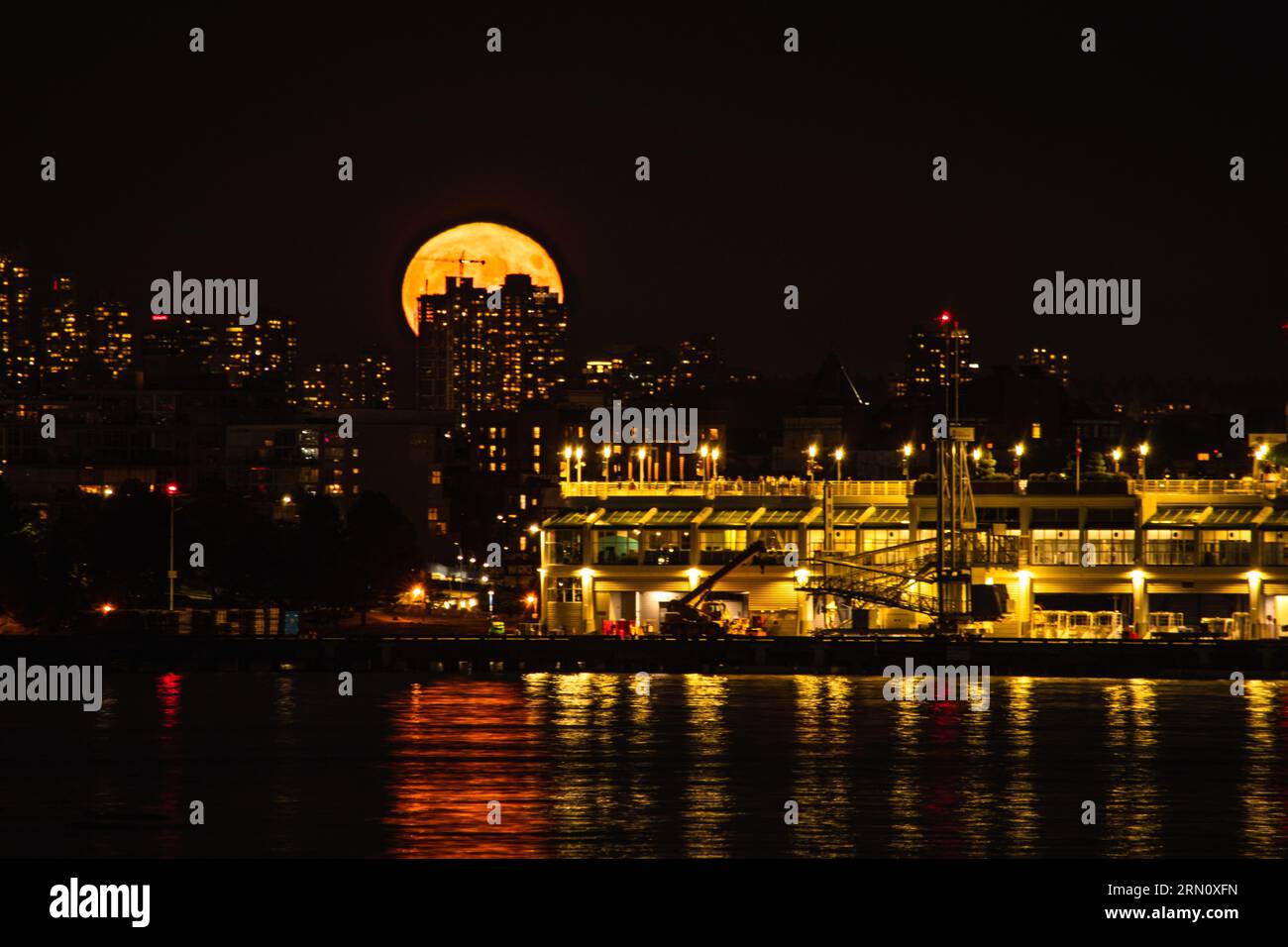 Vancouver super full moon rise hi-res stock photography and images - Alamy