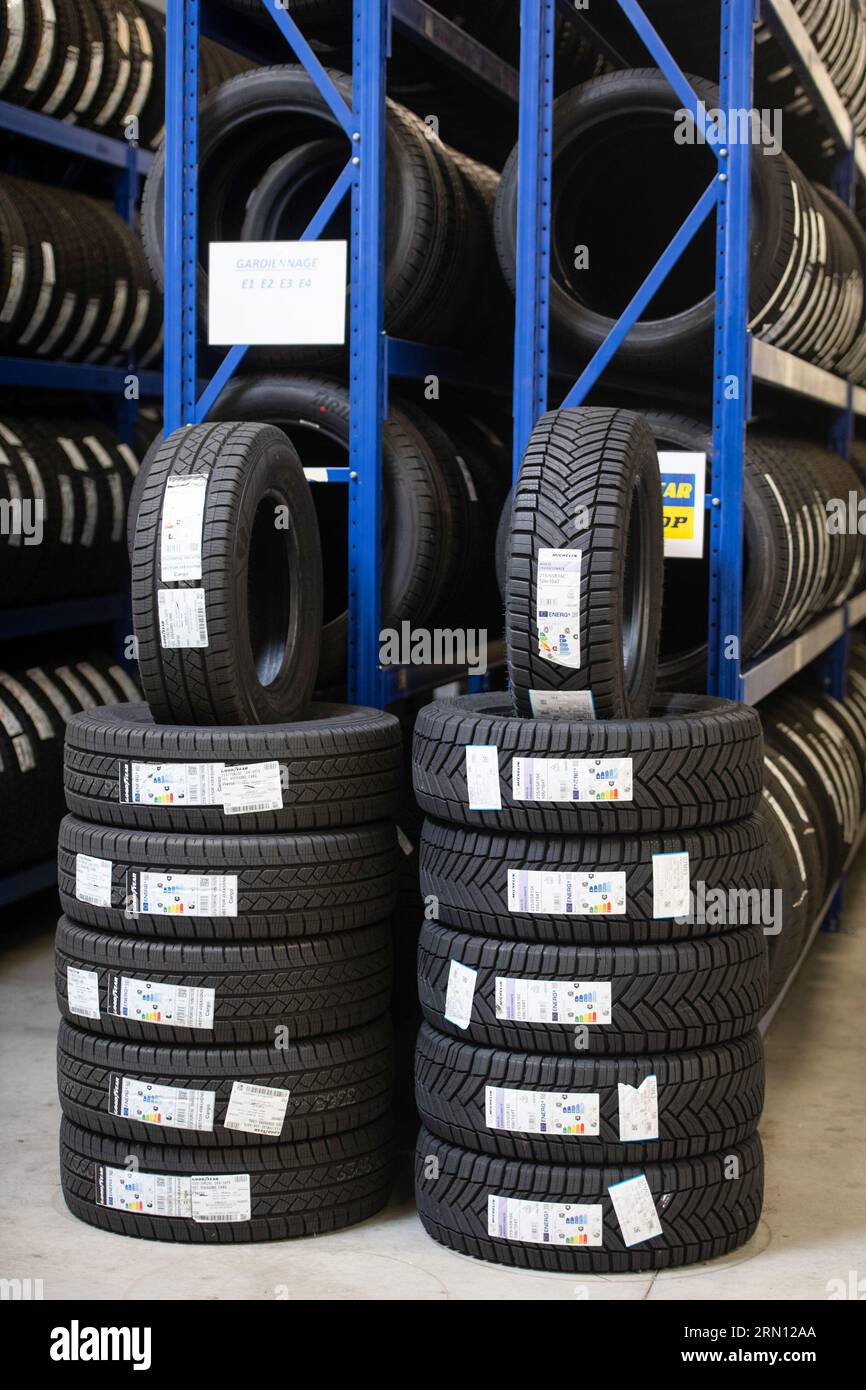 Car center hi-res stock photography and images - Alamy