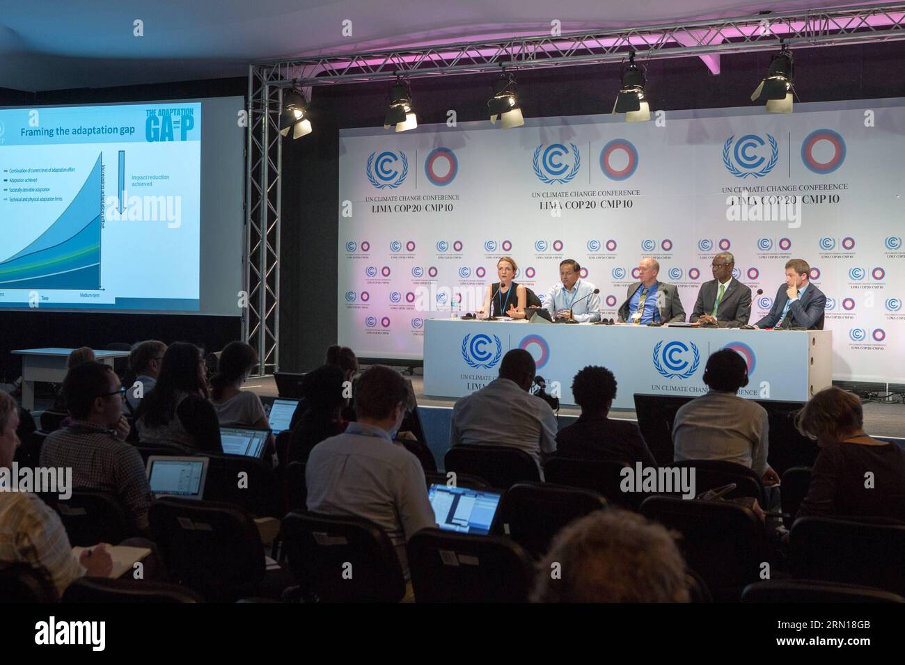 (141205) -- LIMA, Dec. 5, 2014 -- Participants attend a press ...
