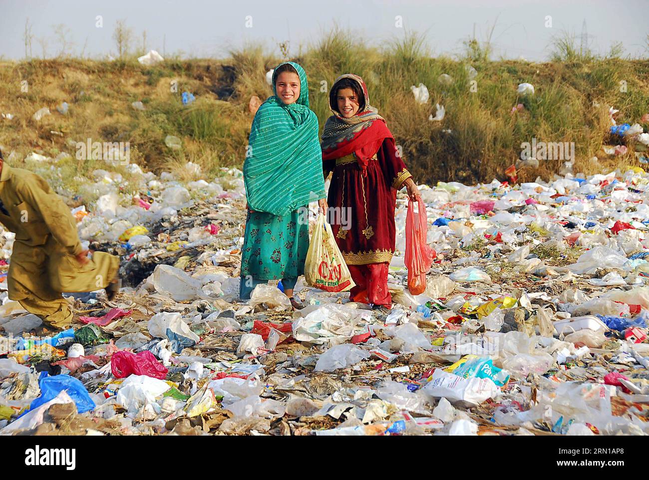 141212 Islamabad Dec 12 2014 Pakistani Girls Search For Useable Items From A Garbage