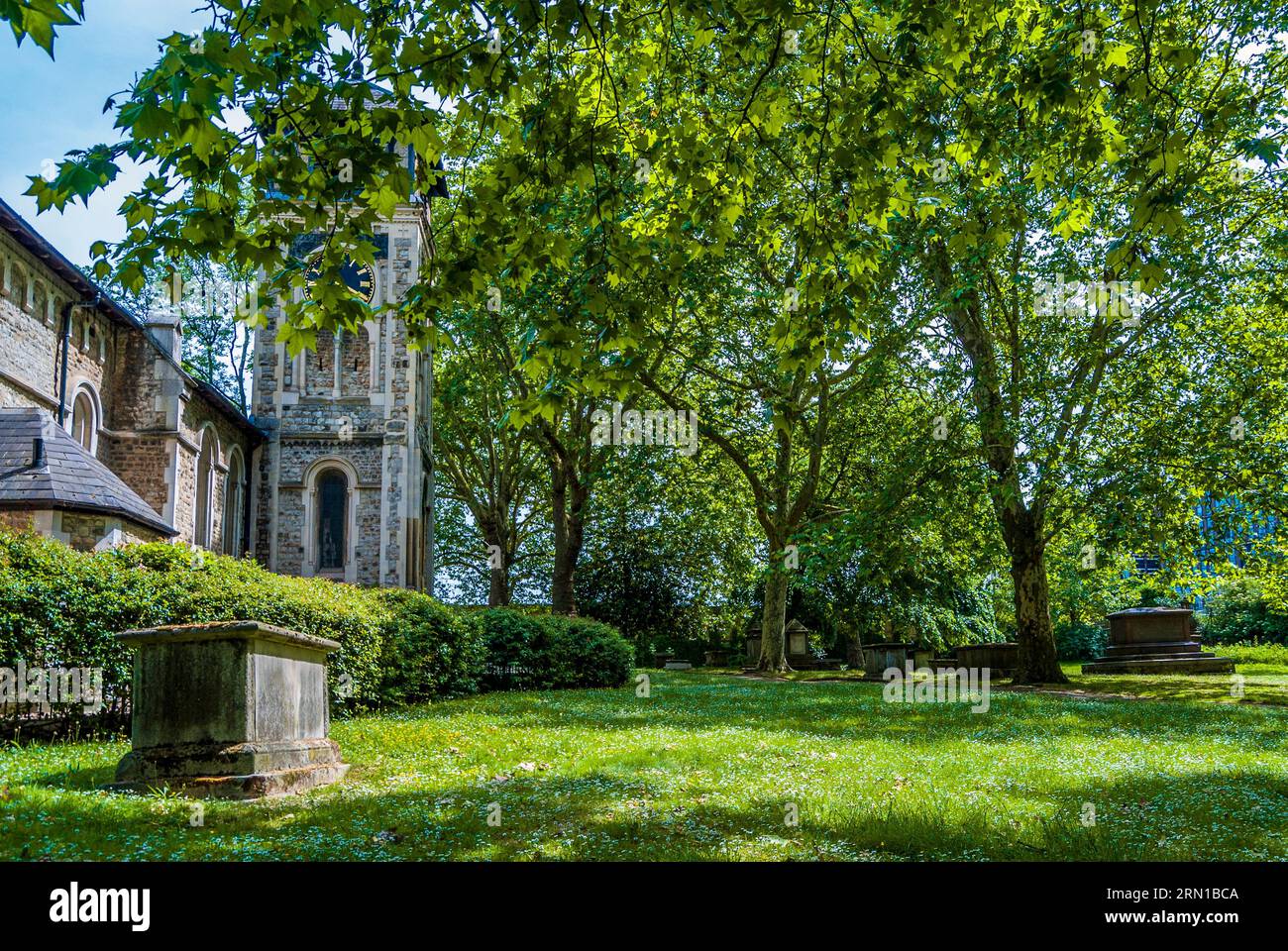 London church cemetery hi-res stock photography and images - Alamy