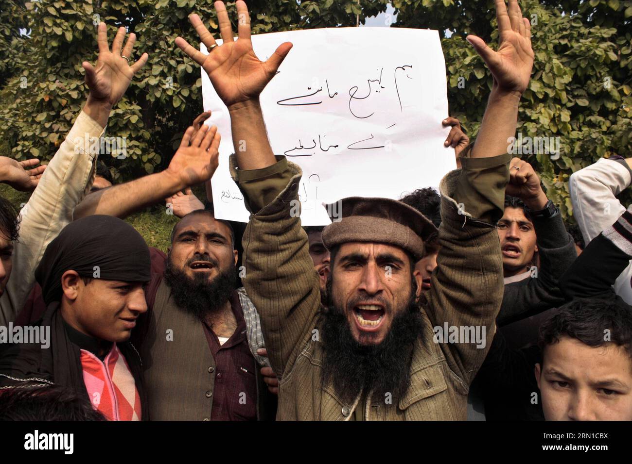 Pakistani school children protest hi-res stock photography and images ...