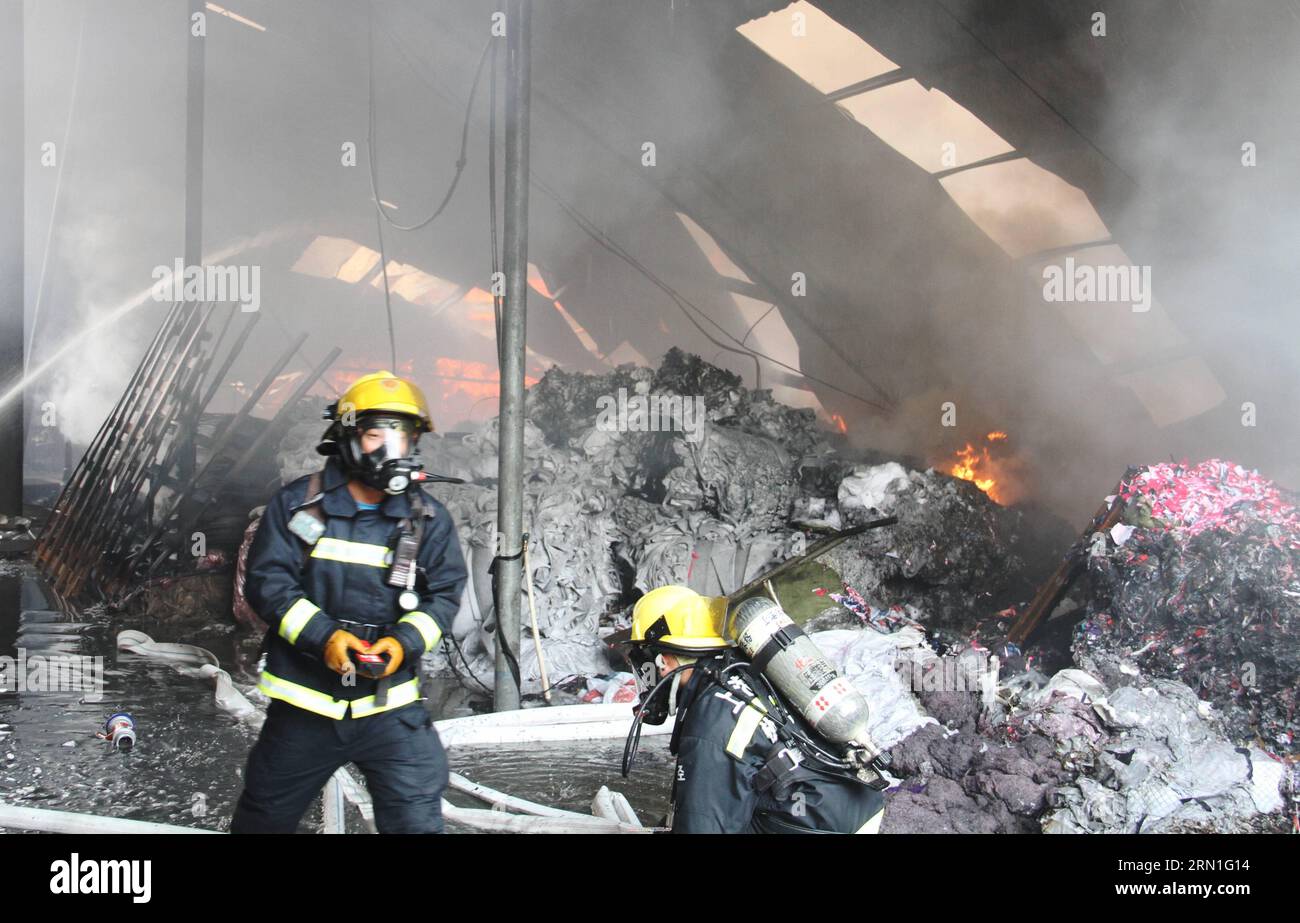(141229) -- SHANGHAI, Dec. 29, 2014 -- Firemen work at a burning ...