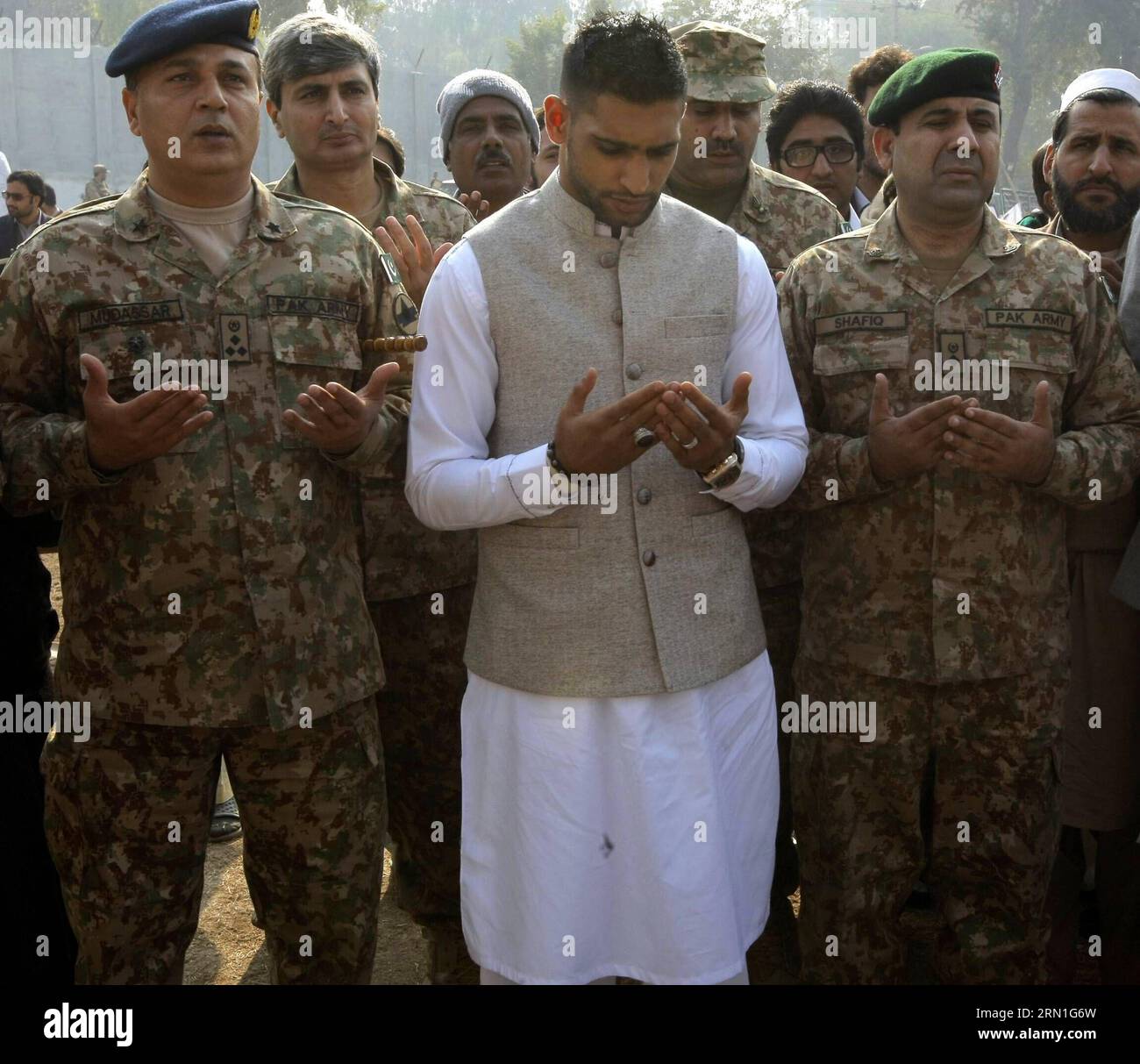 (141229) -- PESHAWAR, Dec. 29, 2014 -- British boxer Amir Khan (C ...