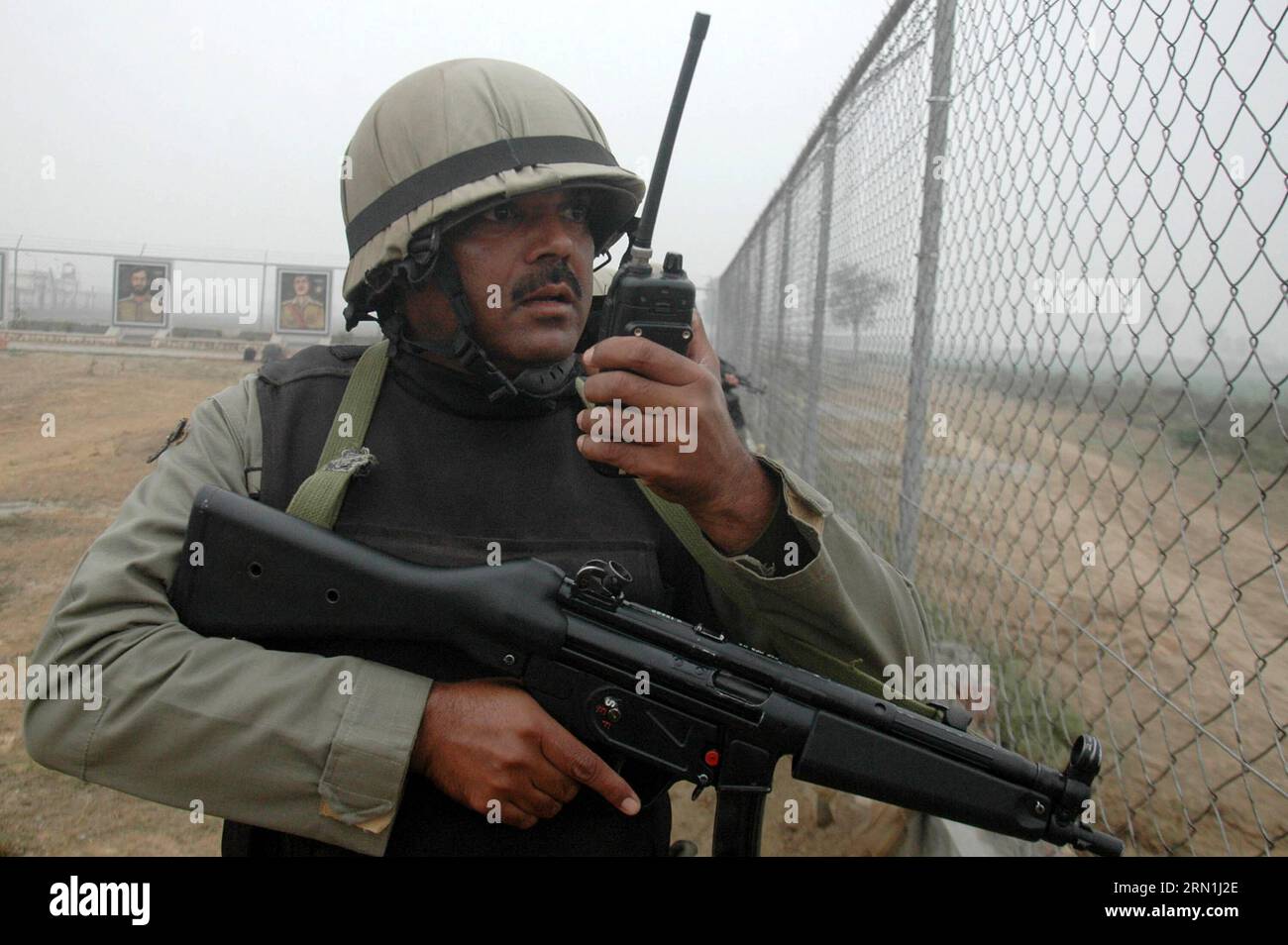 (150104) -- LAHORE, Jan. 4, 2015 -- A Pakistani ranger talks on ...