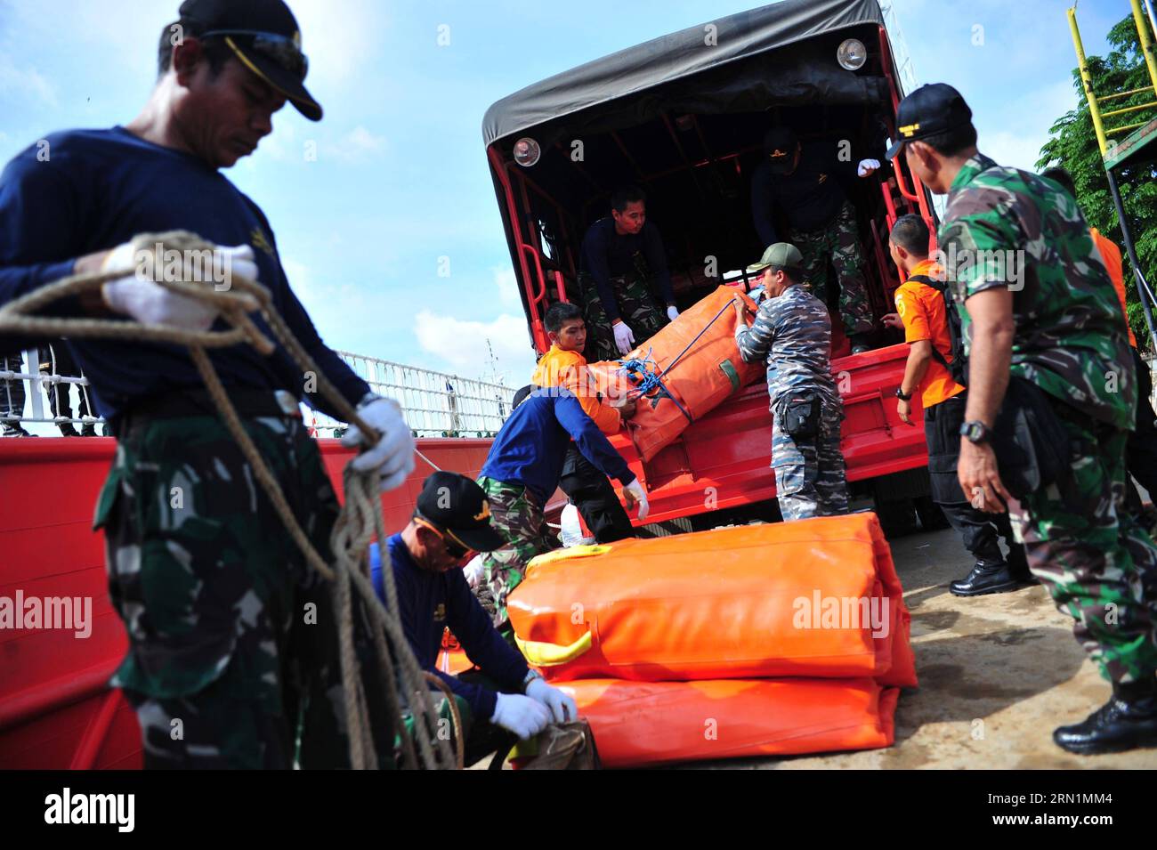 Members of Indonesian Navy and National Search and Rescue Agency ...