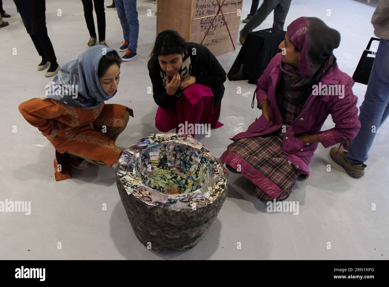 (150112) -- SRINAGAR, Jan. 12, 2015 -- Visitors look at an art ...
