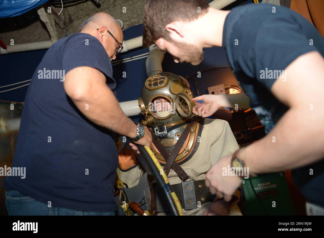 Hard hat diving hi-res stock photography and images - Alamy