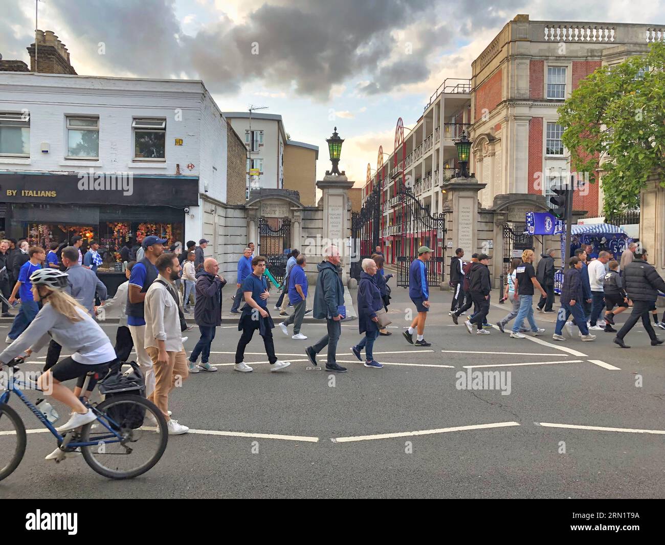 Chelsea football club fans hi-res stock photography and images - Alamy