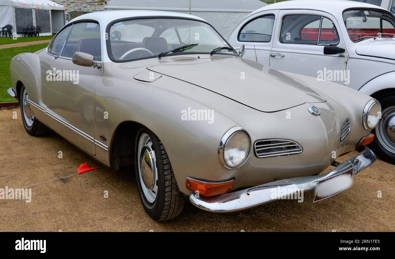 Bronze car hi-res stock photography and images - Alamy