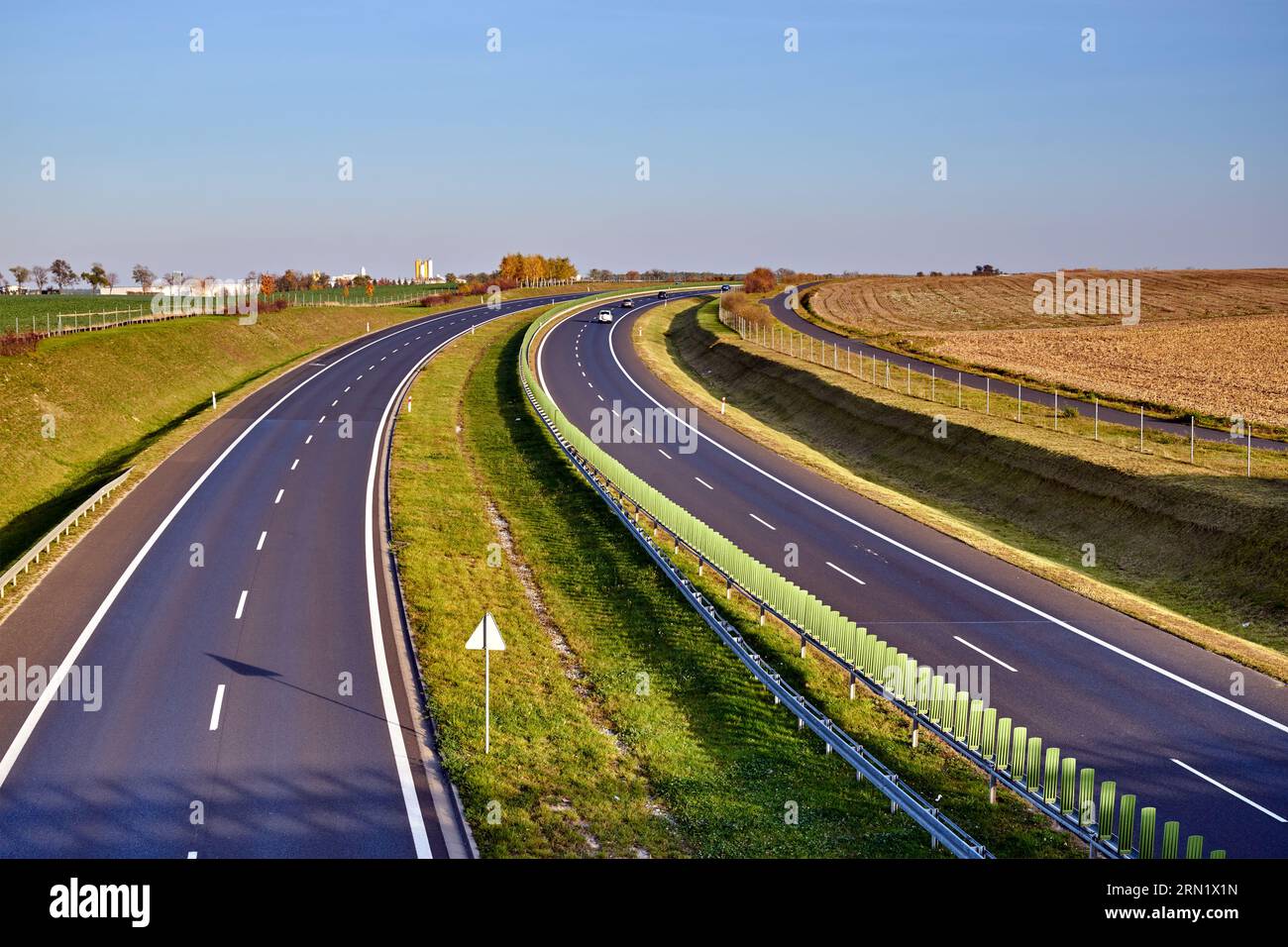 Two lane expressway hi-res stock photography and images - Alamy