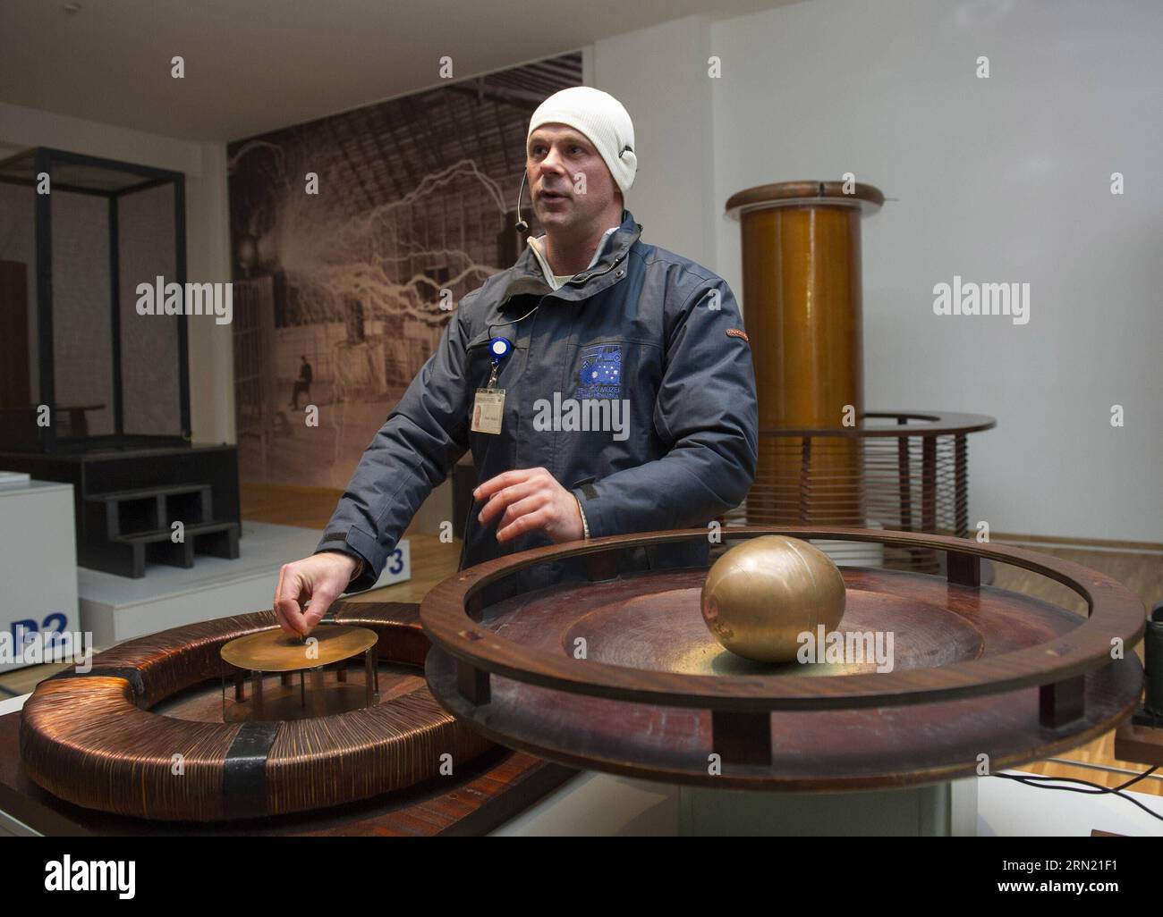 (150130) -- ZAGREB, Jan. 30, 2015 -- A museum curator showcases ...