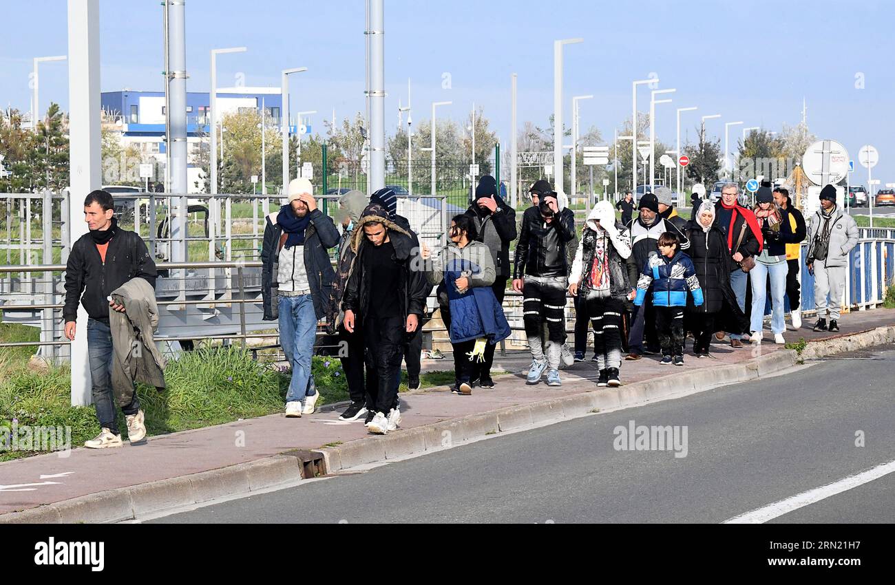 Calais November 13 2022 Northern France Line Of Migrants On The