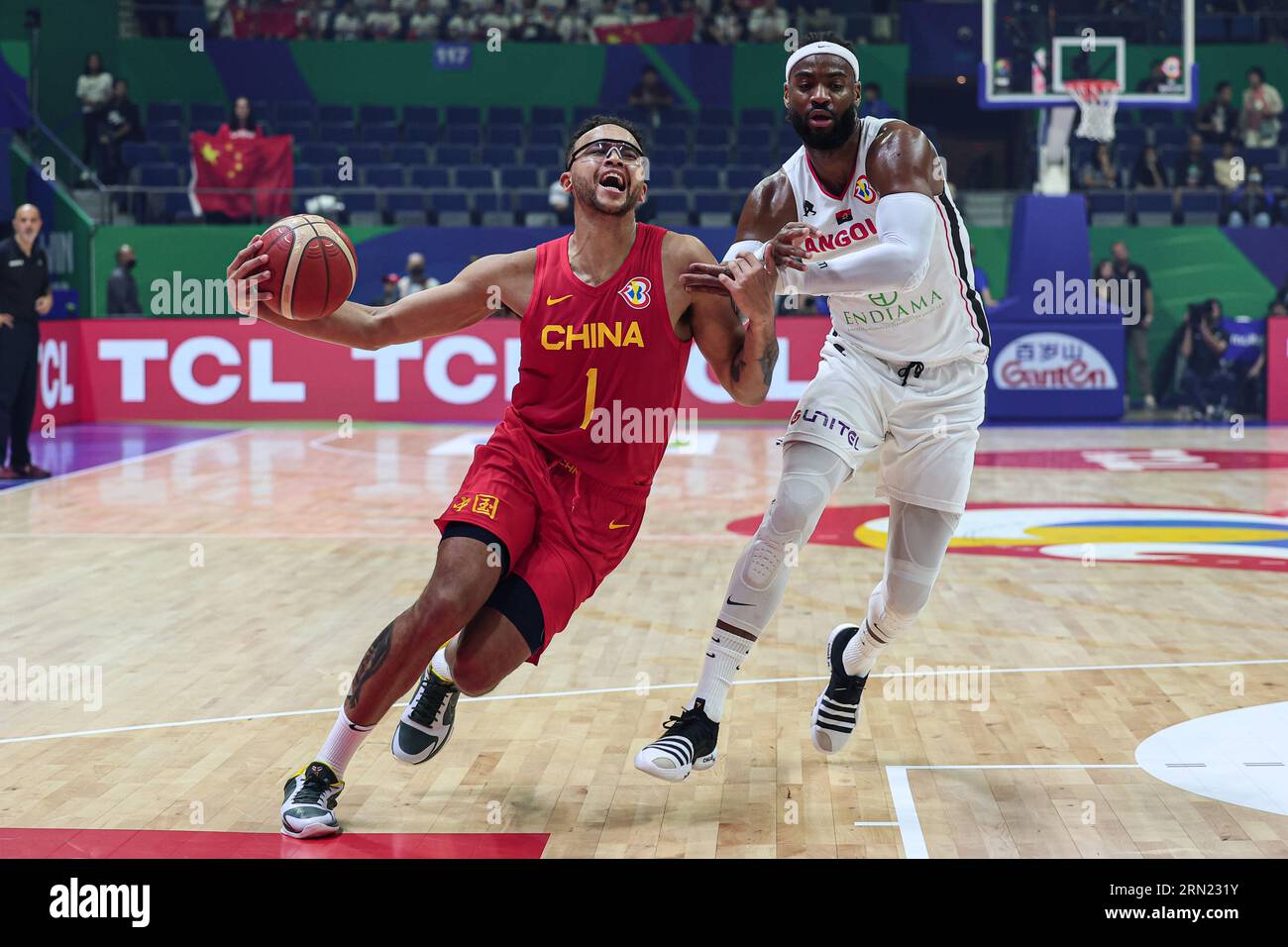 Manila, Philippines. 31st Aug, 2023. Li Kaier (L) of China competes ...