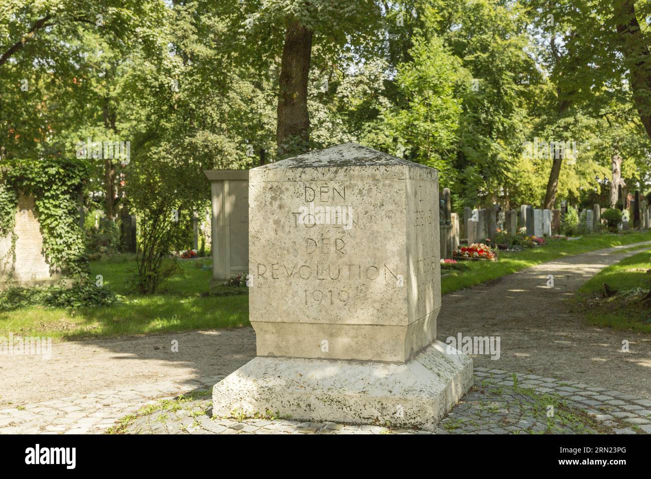Memorial for the 1919 revolution on Ostfriedhof in Munich Stock Photo - Alamy