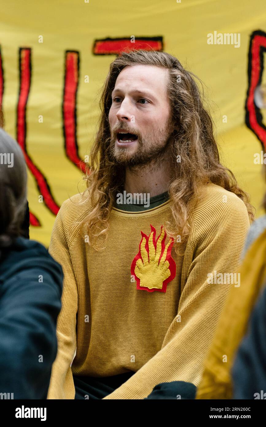 Shell oil company employees hi-res stock photography and images - Alamy