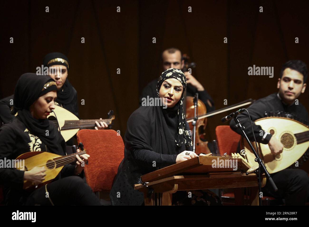 (150217) -- TEHRAN, Feb. 16, 2015 -- Iranian musicians play traditional ...
