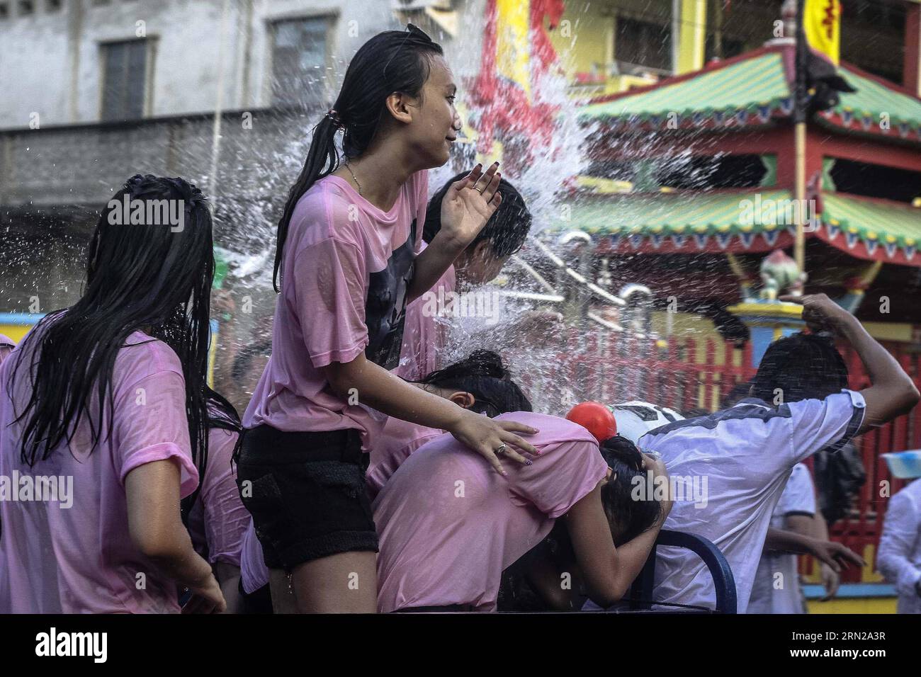 (150220) -- RIAU, Feb. 20, 2015 -- People splash water to celebrate the ...