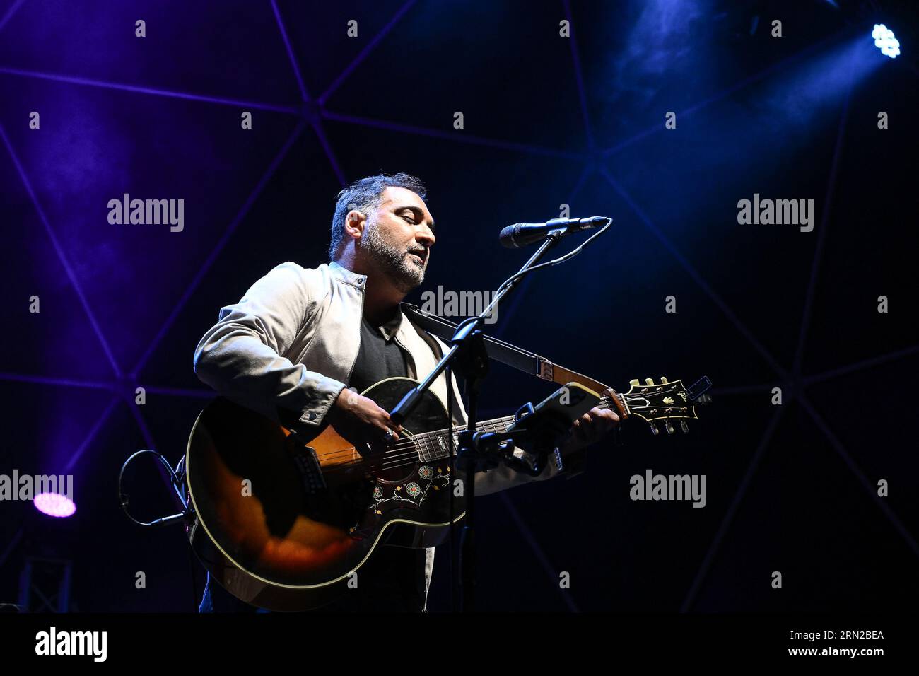 Max Forleo opening the concert of Sophie and the Giants at Villa Ada ...
