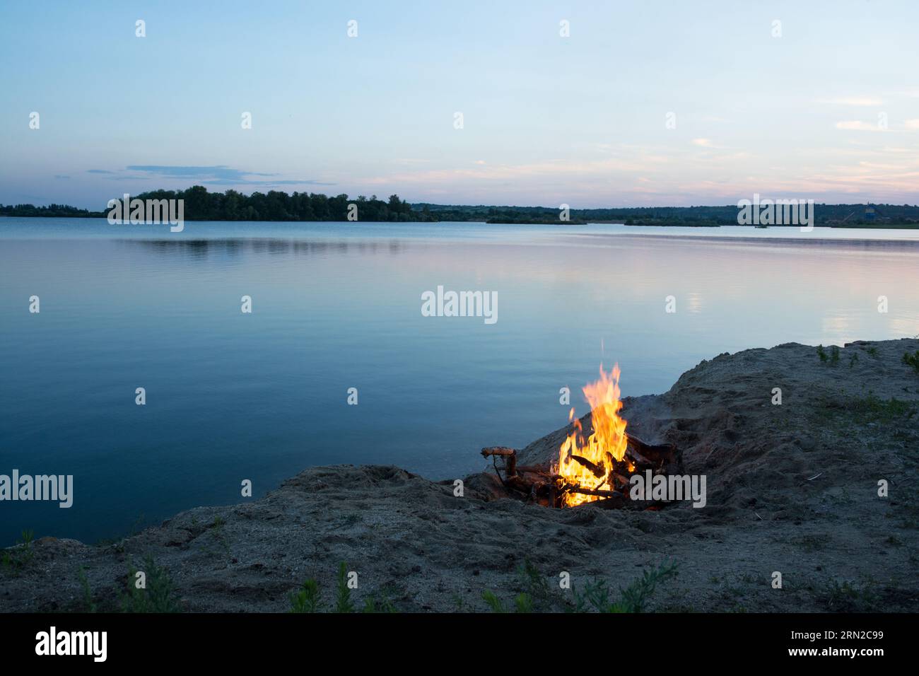 Campfire lake hi-res stock photography and images - Alamy