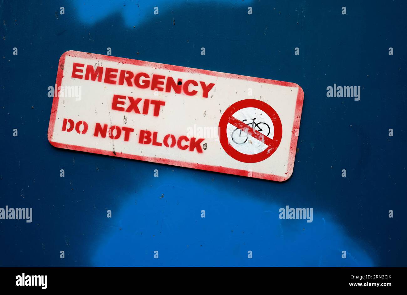 Emergency exit sign in hi-res stock photography and images - Alamy