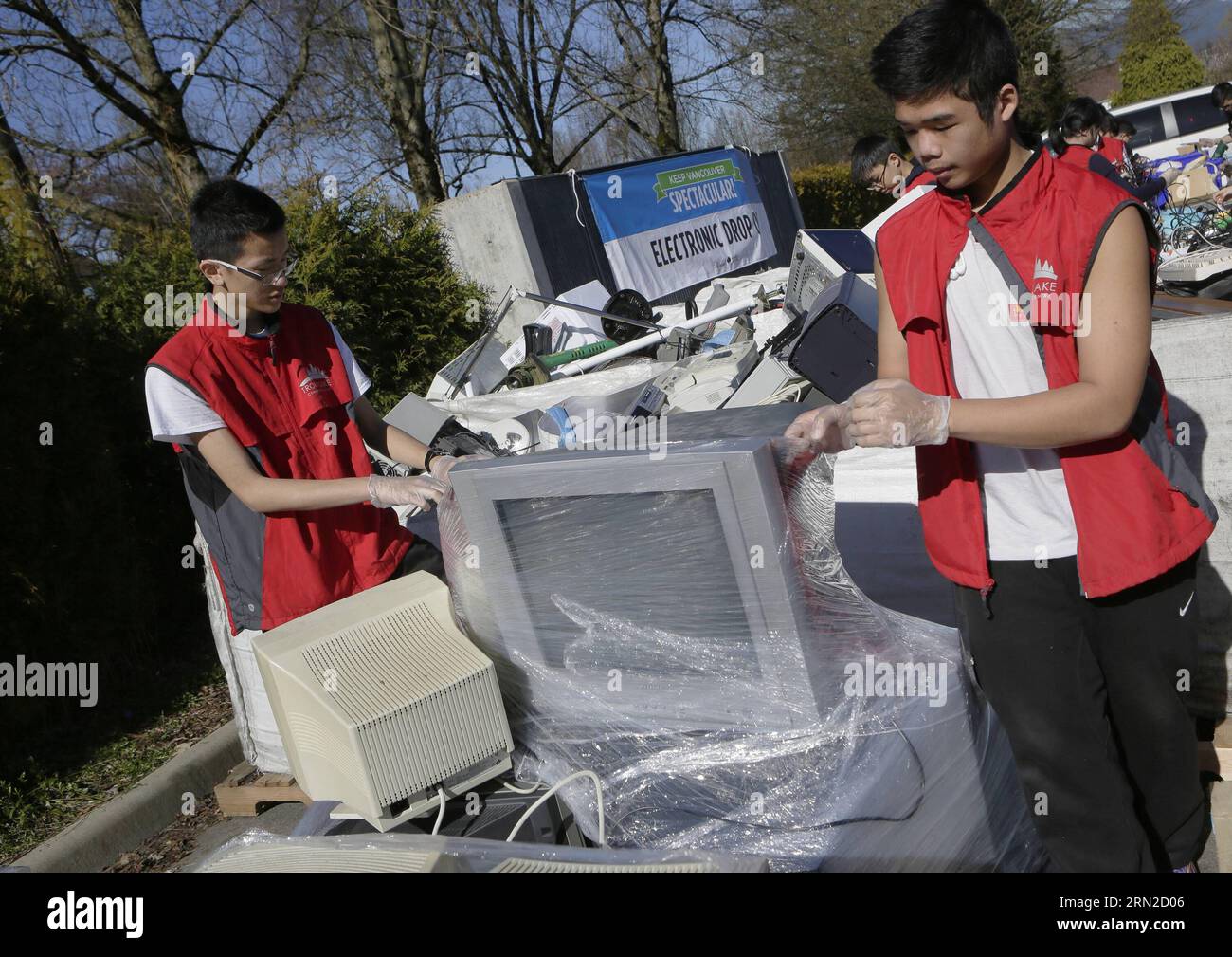 Student volunteers help old hi-res stock photography and images - Alamy
