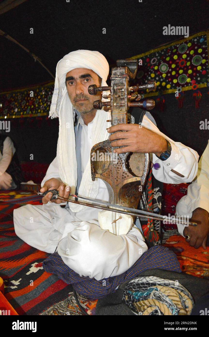 (150302) -- QUETTA, March 2, 2015 -- A Pakistani man plays traditional ...