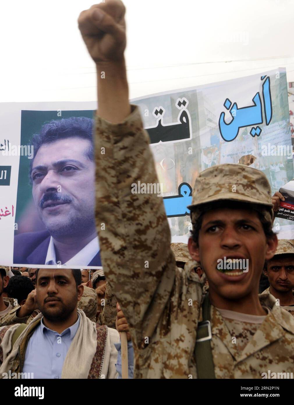 Houthi supporters hi-res stock photography and images - Alamy