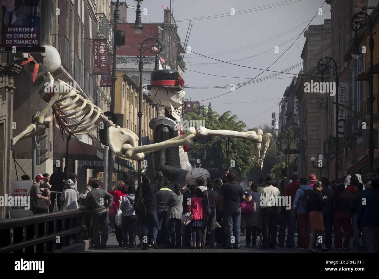 (150320) -- MEXICO CITY, March 20, 2015 -- Residents look the filming ...