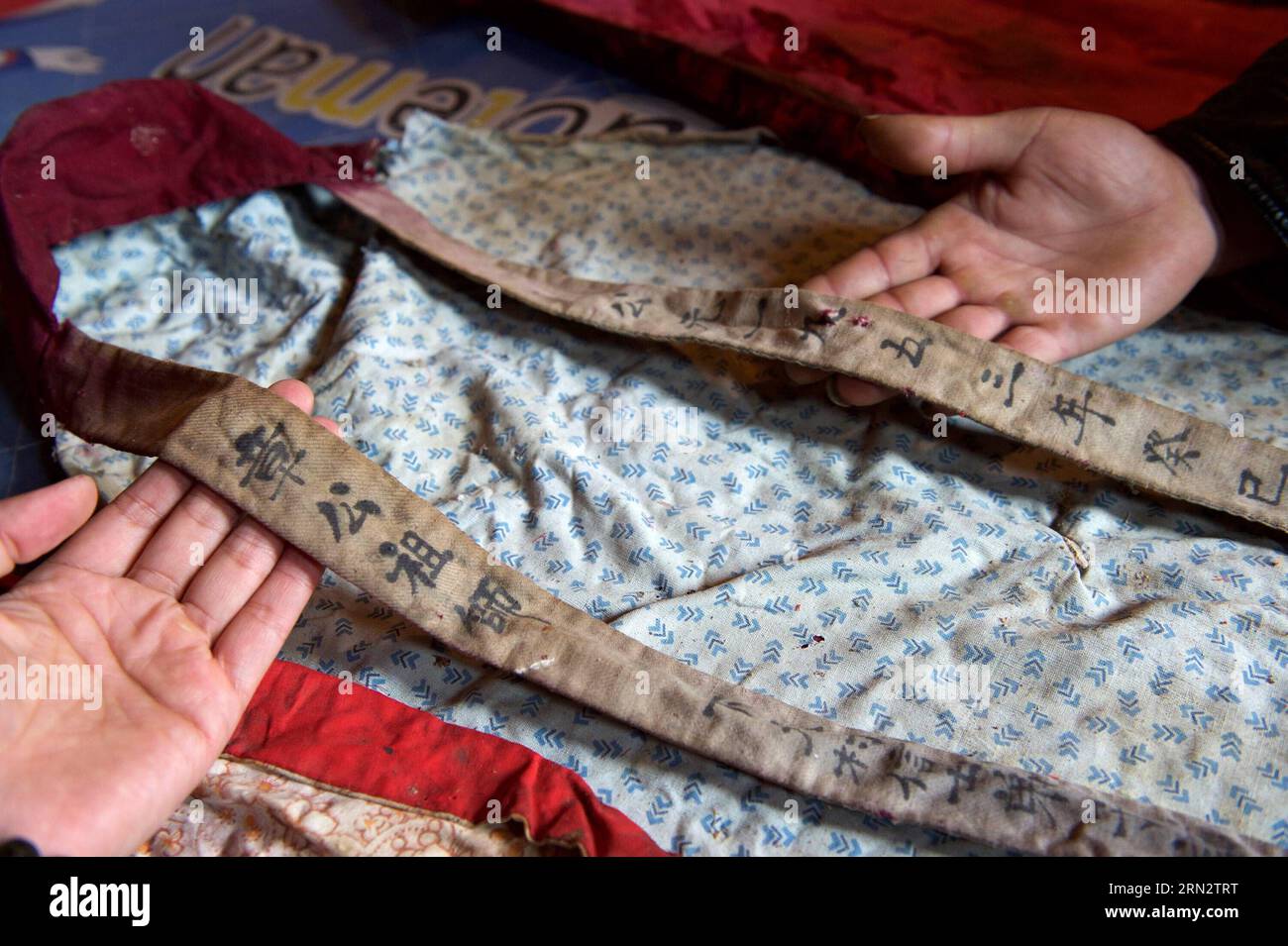 (150325) -- DATIAN, Villagers show the clothes of the Buddha statue ...