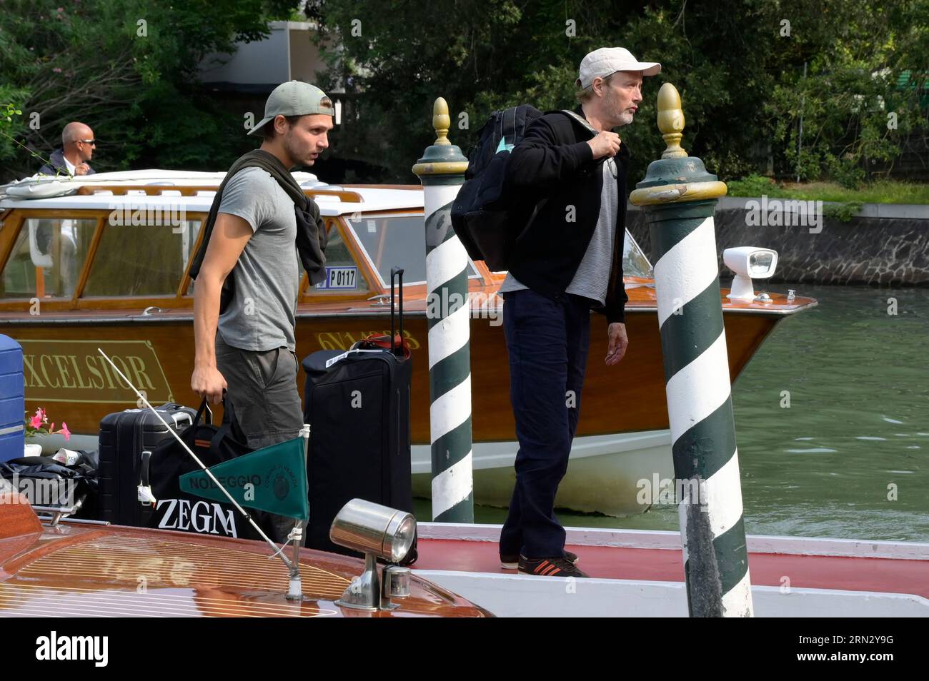 Mads Mikkelsen mit Sohn Carl Jacobsen Mikkelsen bei der Ankunft am ...