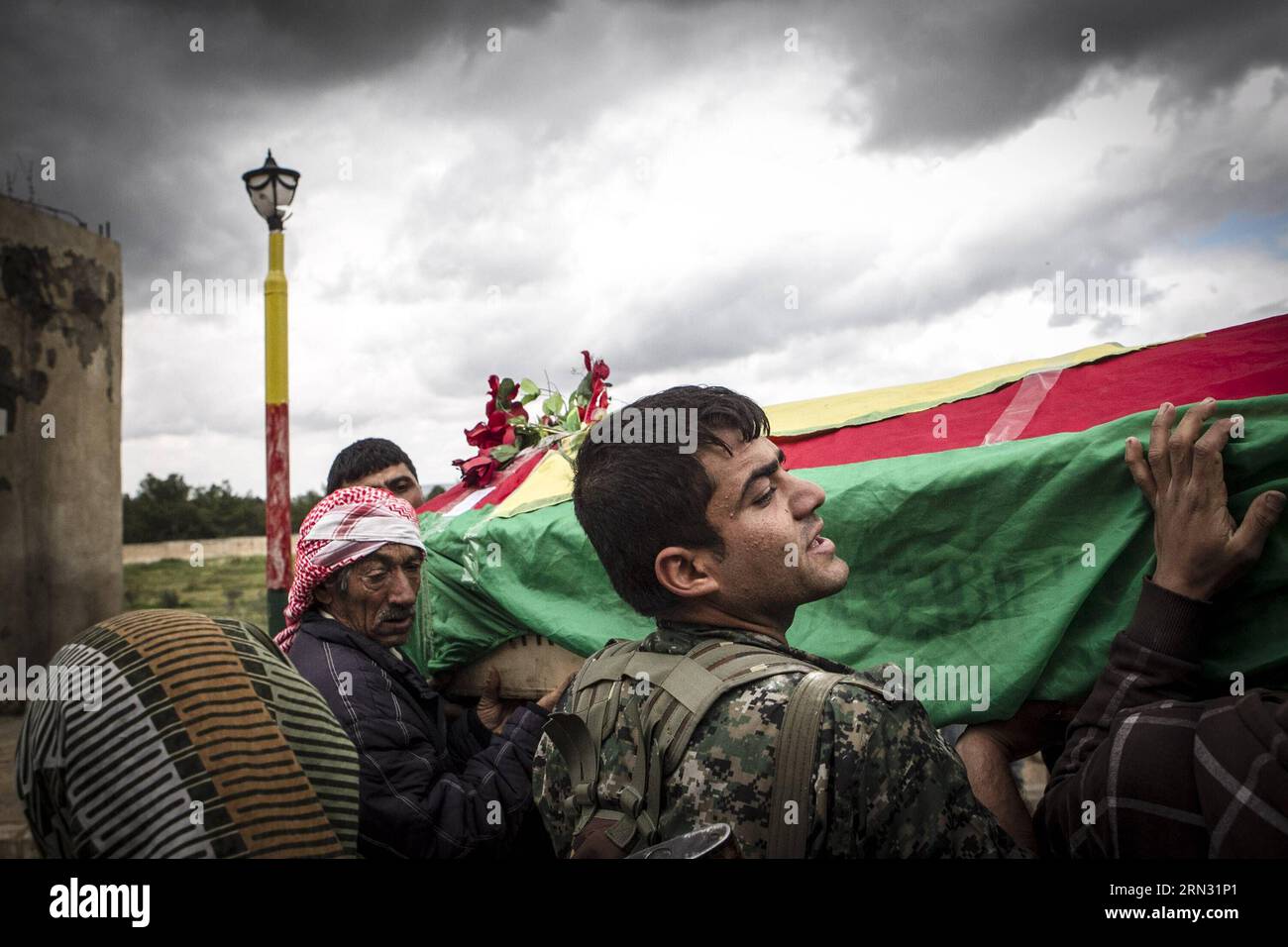 (150402) -- KOBANE, April 2, 2015 -- People carry a coffin of Kurdish ...