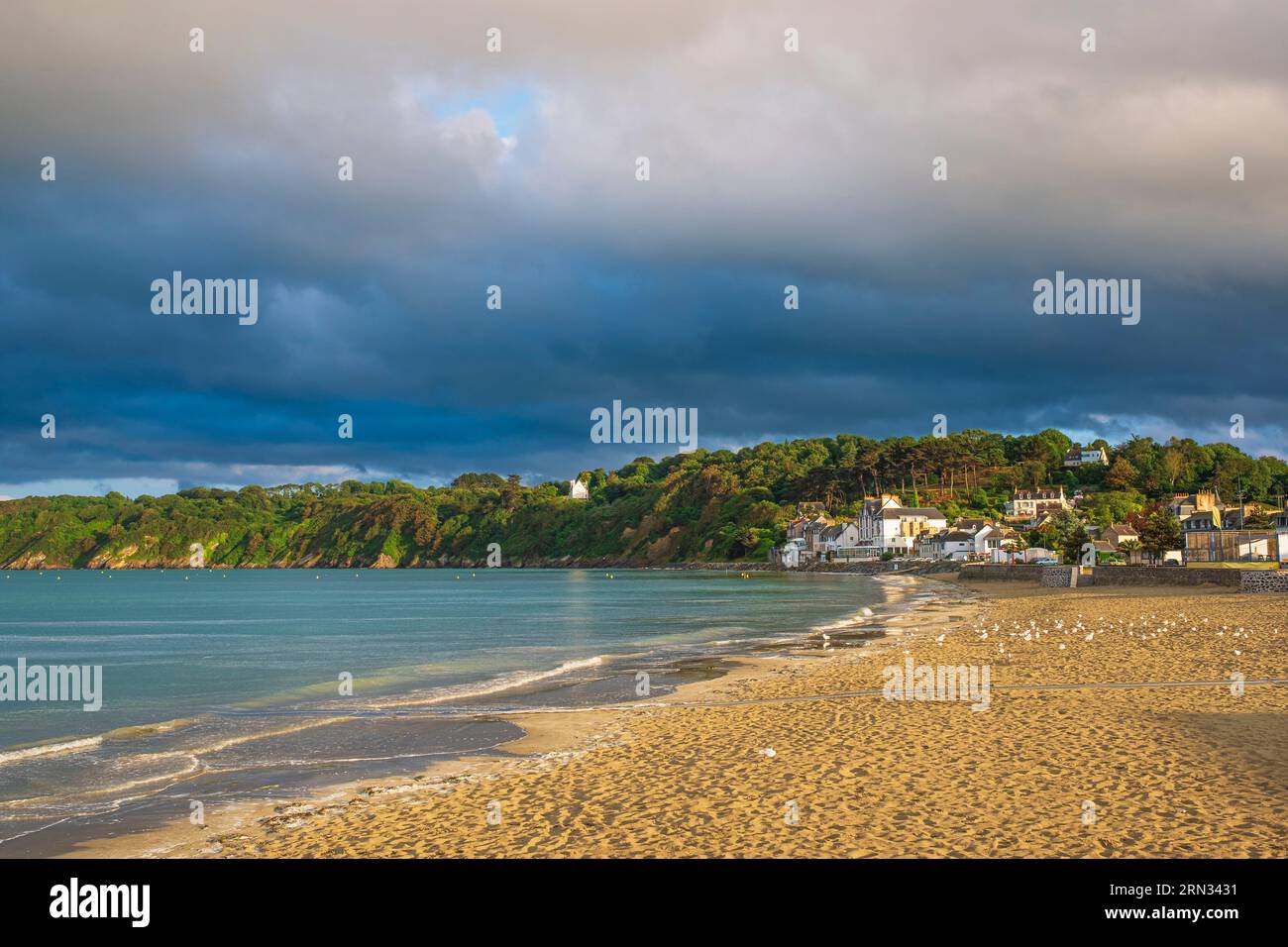 France, Cotes-d'Armor, Binic-Etables-sur-Mer, Binic, Banche beach Stock ...