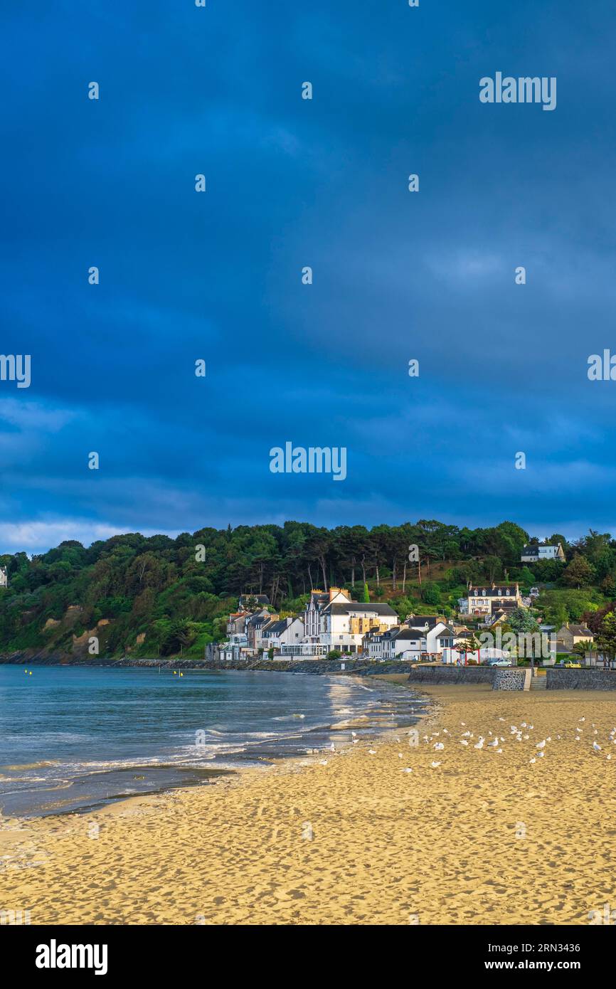 France, Cotes-d'Armor, Binic-Etables-sur-Mer, Binic, Banche beach Stock ...