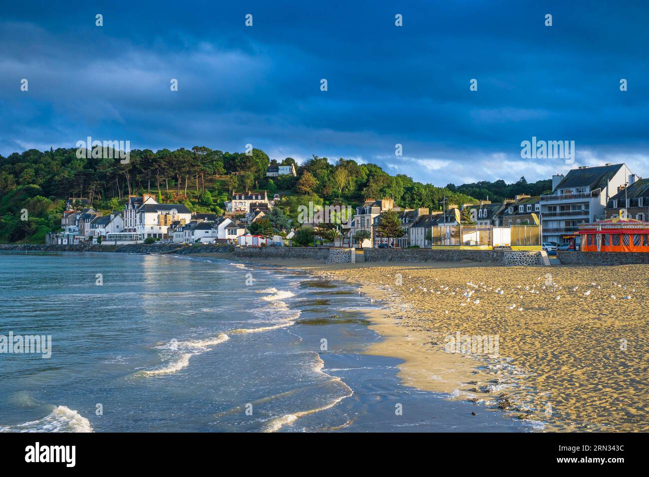 France, Cotes-d'Armor, Binic-Etables-sur-Mer, Binic, Banche beach Stock ...