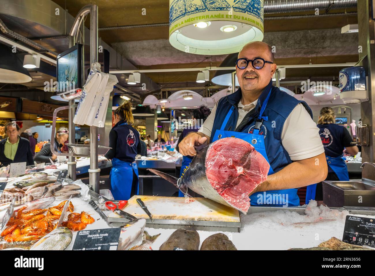 Fishmongers stall hi-res stock photography and images - Alamy