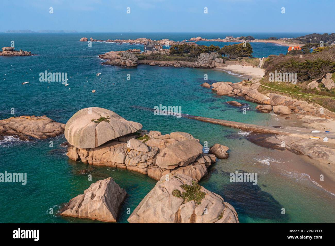 France, Cotes-d'Armor, Cote de Granit Rose, Trégastel, Ker ar Vir beach ...