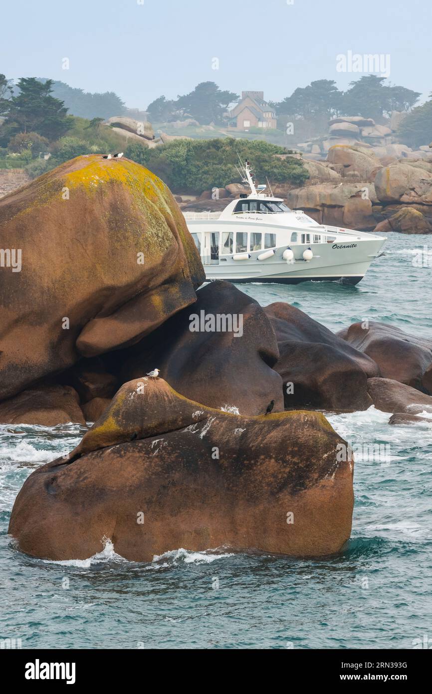France, Cotes-d'Armor, Cote de Granit Rose, Perros-Guirec, link boat ...