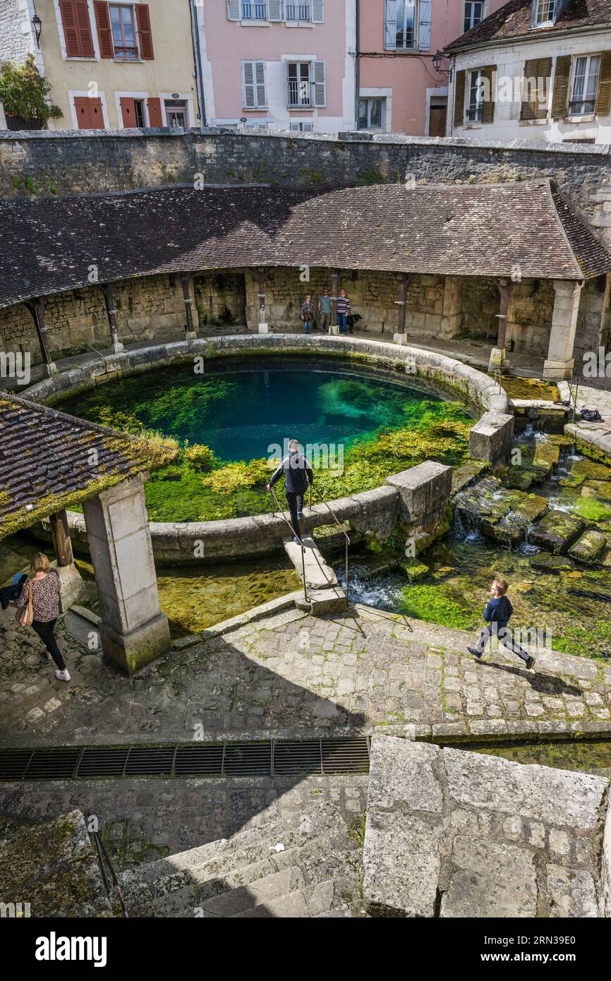 France, Yonne, Tonnerre, washhouse of the Fosse Dionne, circular basin ...