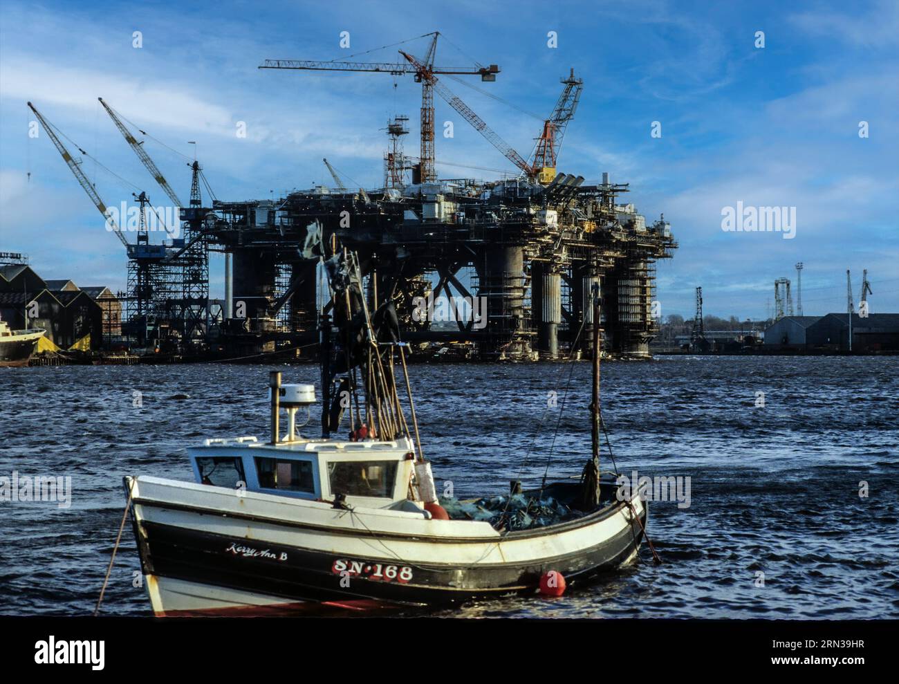 North Sea Oil Rig in the River Tyne for repairs in 2007 Stock Photo - Alamy