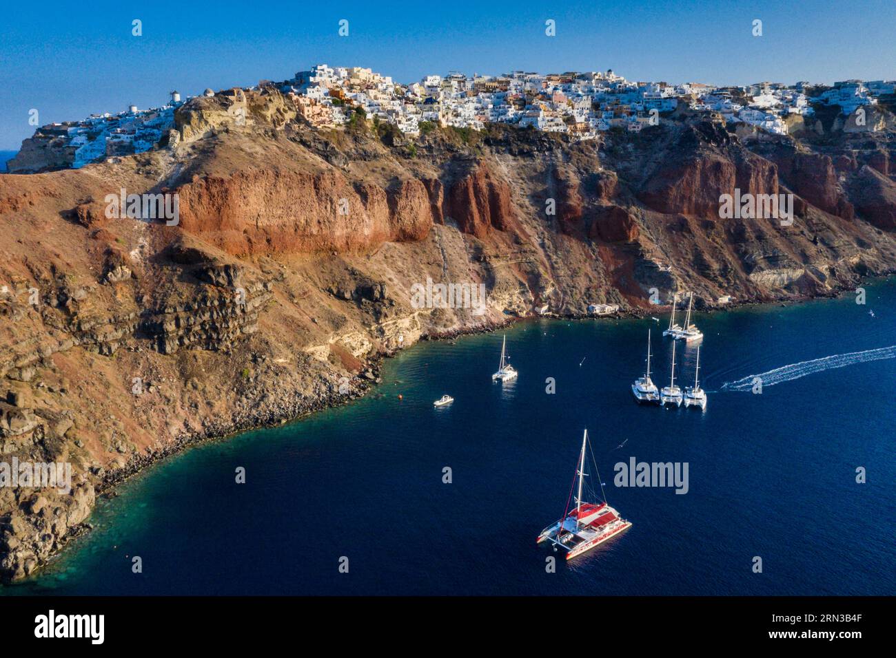 Grèce, Cyclades archipelago, Santorin Island, Oia village with Agios ...