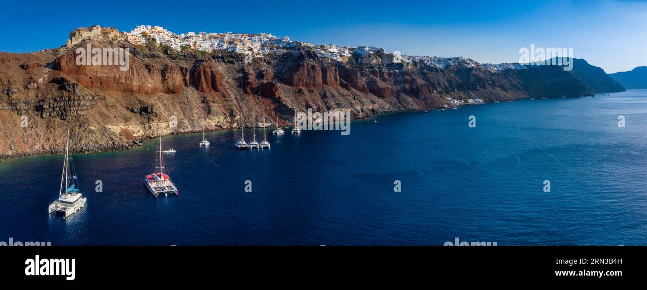Grèce, Cyclades archipelago, Santorin Island, Oia village with Agios ...