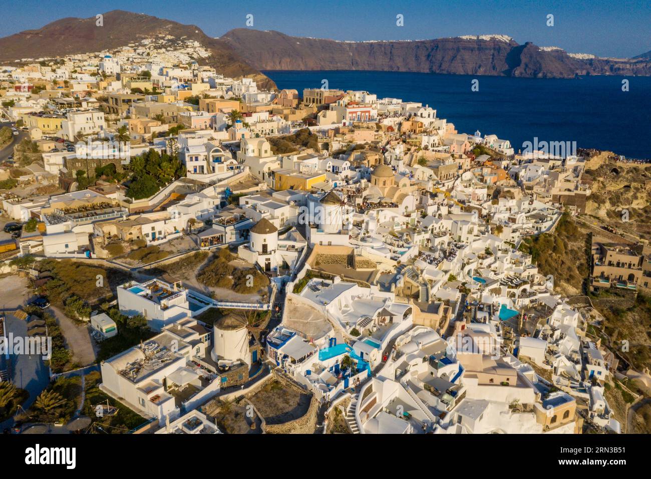 Grèce, Cyclades archipelago, Santorin Island, Oia village with Agios ...
